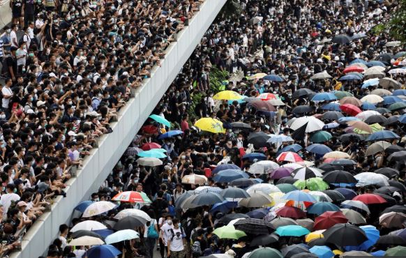 Jutaan Demonstran Anti-China Lumpuhkan Perekonomian Hong Kong