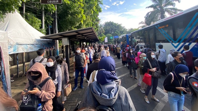 Aturan Baru Tiket JakLinko Bikin Penumpang Transjakarta Mengular