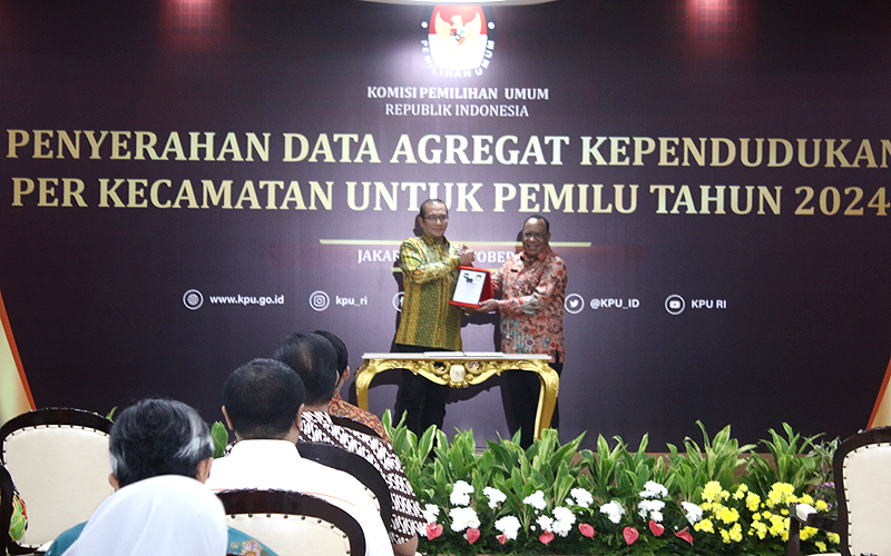 KPU Menyerahkan Data Agregat Kependudukan