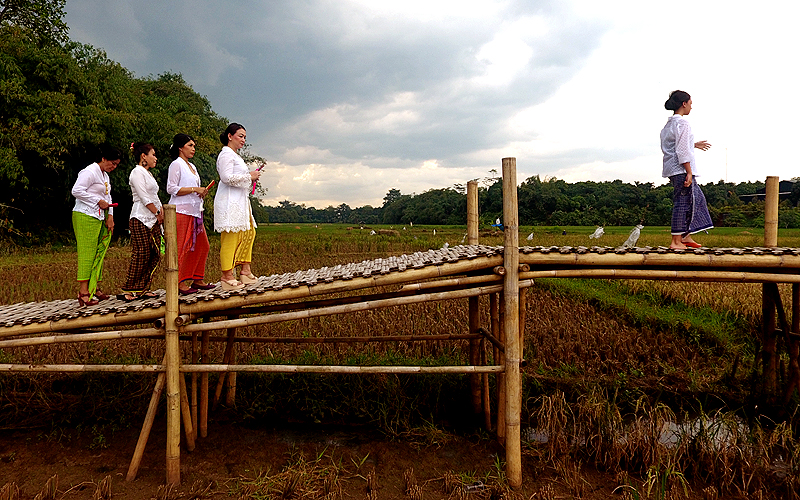 Fashion Show di Tepi Sawah