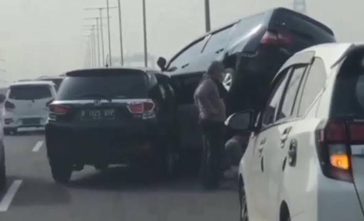 Kecelakaan Beruntun Terjadi di Tol MBZ Karena Anggota TNI Lawan Arah Kecelakaan Beruntun Terjadi di Tol MBZ Karena Anggota TNI Lawan Arah