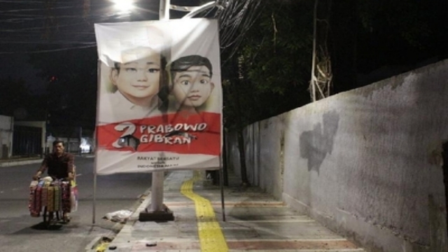 Koalisi Pejalan Kaki Geram Baliho Prabowo-Gibran Tutup Trotoar di DKI Koalisi Pejalan Kaki Geram Baliho Prabowo-Gibran Tutup Trotoar di DKI