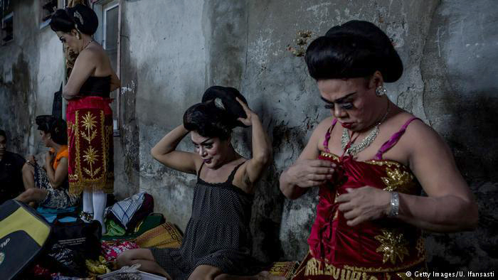 Waria, Penghibur Rakyat yang Dilupakan